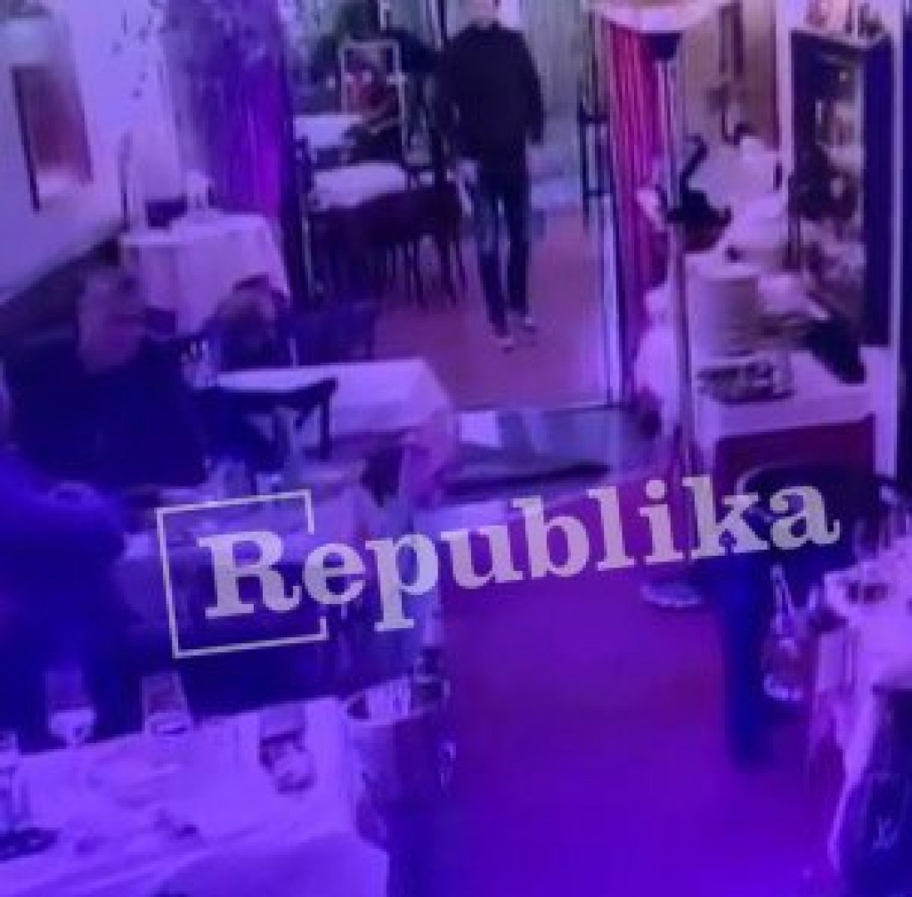 ODJEKUJU PUCNJI, ČOVEK KRVARI, A ONI SEDE MIRNO! Jedan detalj sa snimka ...