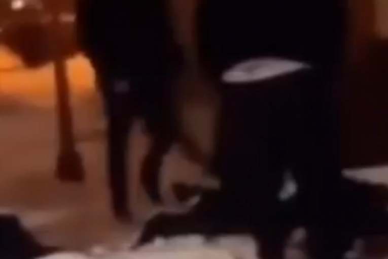 PRVI SNIMAK PUCNJAVE! UZNEMIRUJUĆE: Ranjeni tinejdžeri leže u snegu (VIDEO)