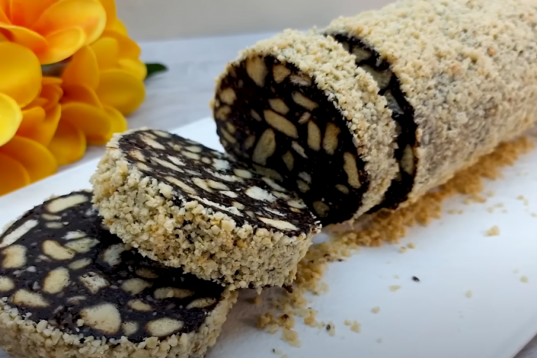 SLATKI ROLAT SPREMAN ZA 5 MINUTA: Bez pečenja i od smese koja se pravi ...