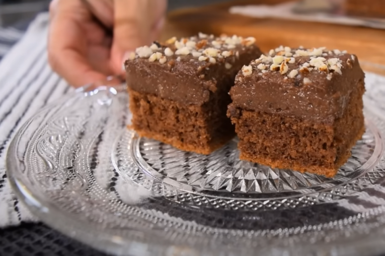 STARINSKI KOLAČ SA MALO SASTOJAKA: Čokoladna bomba sa mlevenim orasima - NEODOLJIVA!