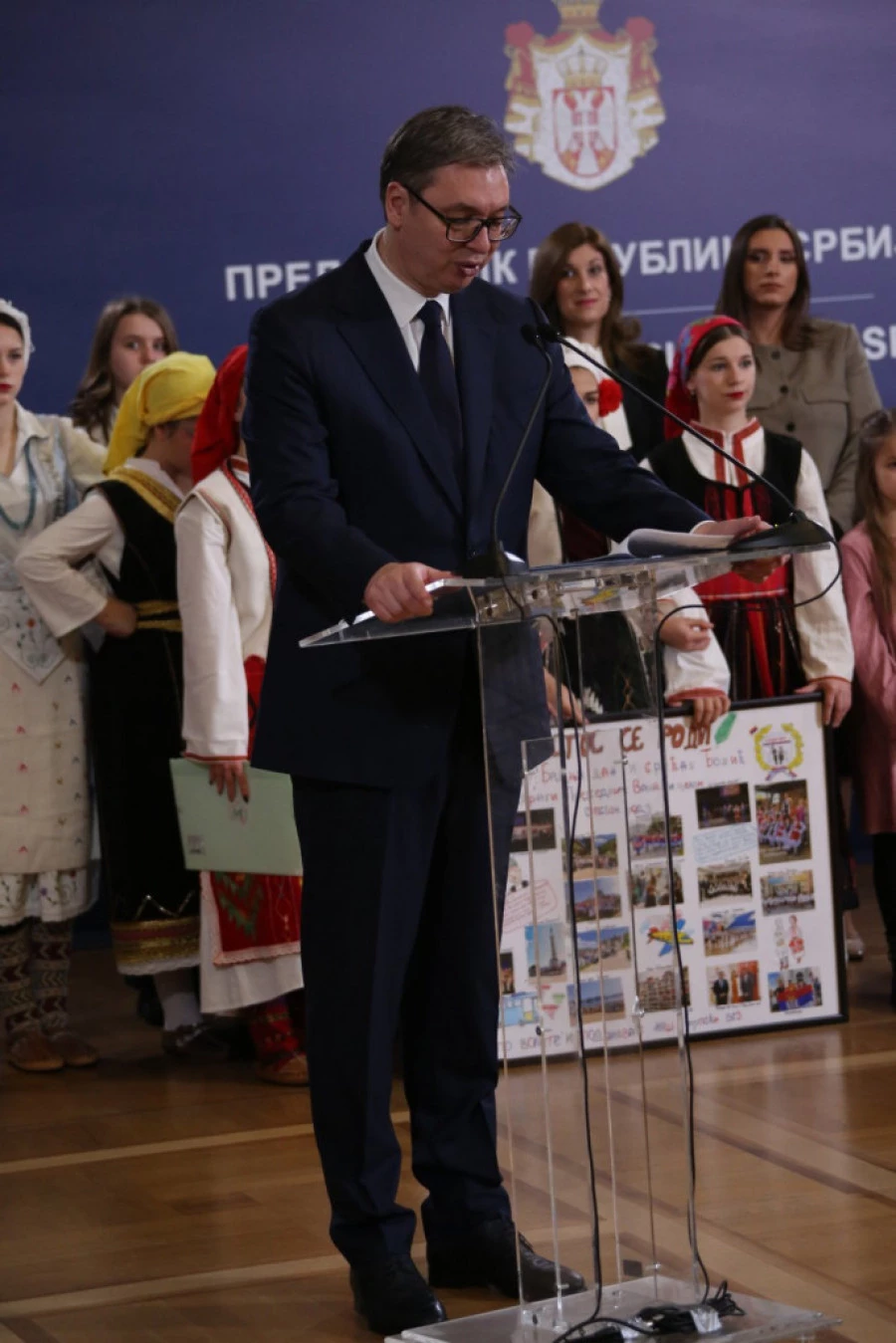 VUČIĆ DOBIO POKLON OD MALIŠANA IZ SEVERNE MAKEDONIJE! Deca oduševila predsednika Srbije! (FOTO ...