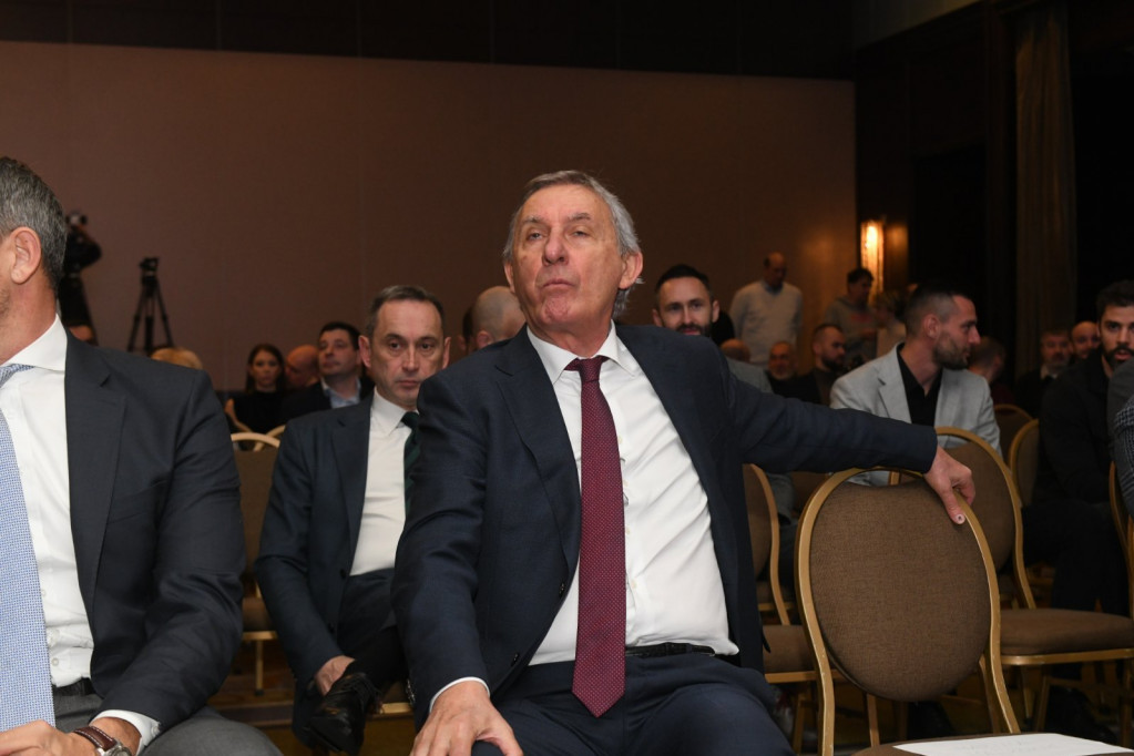 STARI VUK JE JOŠ U PUNOJ SNAZI: Kari Pešić sa dve ženske u akciji (FOTO)