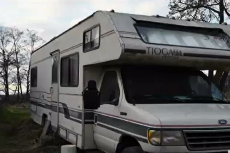 ŠEST GODINA TELO ŽENE ČUVAO U KAMPERU! Policija se zaprepestala: BILO U ...