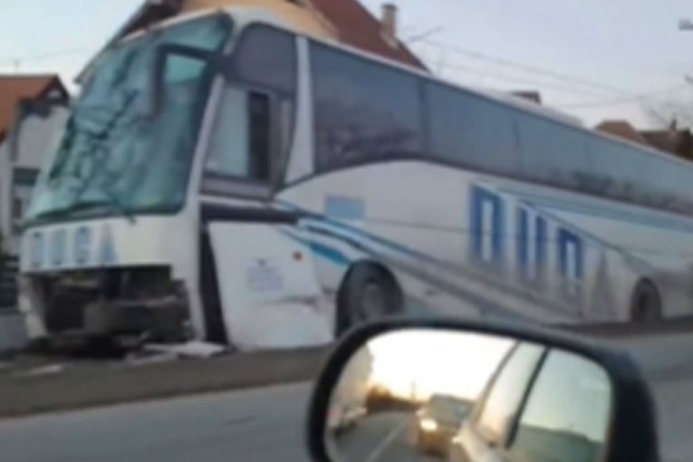 VOZIO TRAKTOR BEZ DOZVOLE, PA UDARIO U AUTOBUS: Objavljen snimak sudara kod Loznice (VIDEO)
