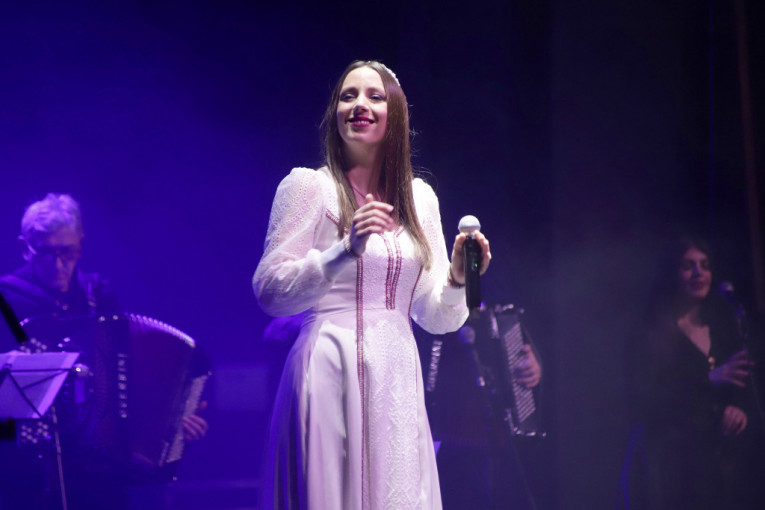 DANICA PEVA I DRŽI SLIKU UBIJENE ADRIANE: Najemotivniji snimak sa ...