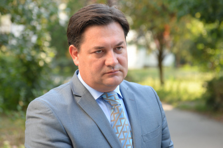 "POKUŠAĆE DA NAPRAVE NEKU VRSTU IZOLACIJE STVARANJEM NEGATIVNE ...