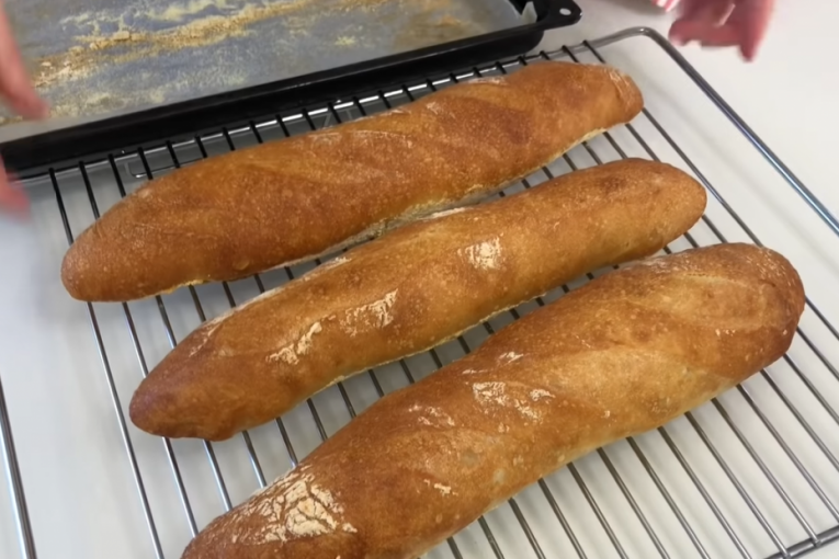 RECEPT ZA DOMAĆI BAGET HLEB: Nikada UKUSNIJI niste probali, a tako se ...