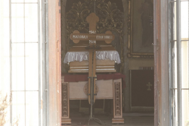 POTRESNE SCENE NA SAHRANI MILOVANA GLOGOVCA: Emotivni oproštaj i poslednji pozdrav ocu ...