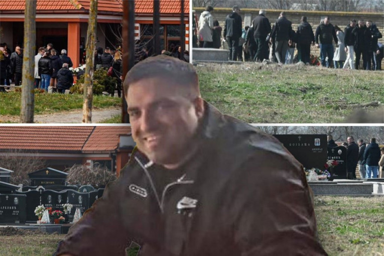 KOVČEG PREPUN BELIH RUŽA, A ZA NJIM VIOLINA I GITARA! U povorci na ...