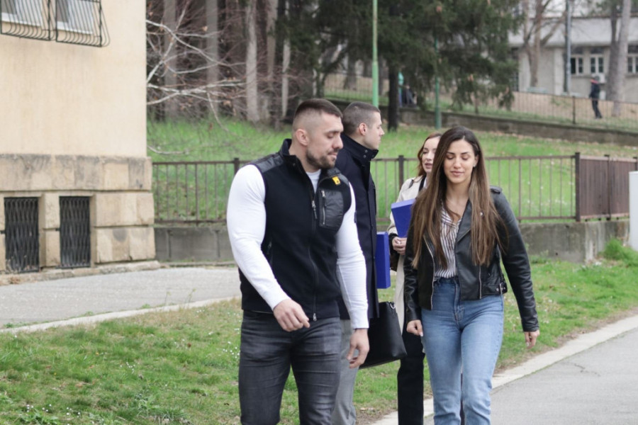 EVO KO PORED BELIVUKOVE I MILJKOVIĆEVE ŽENE DANAS ODGOVARA PRED SUDOM ...
