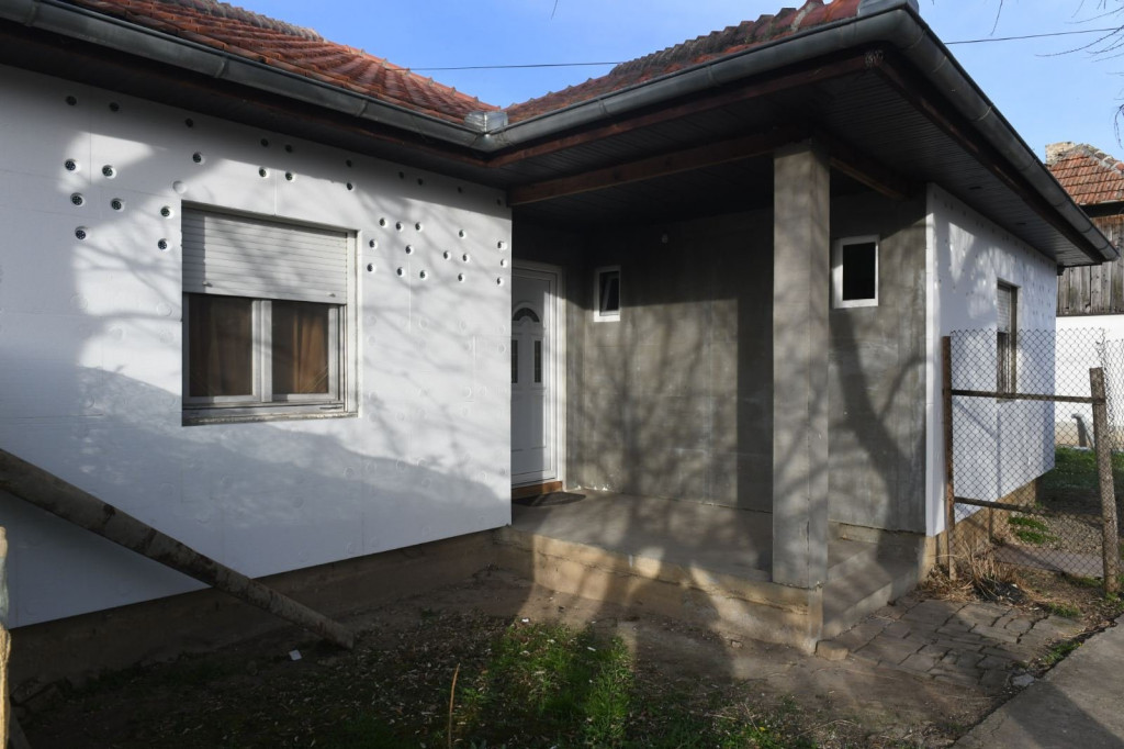 OVO JE KUĆA U BAČKOM PETROVCU U KOJOJ JE ODRASLA MAJKA KOJA JE UBILA DECU U NOVOM SADU Jeziva ...