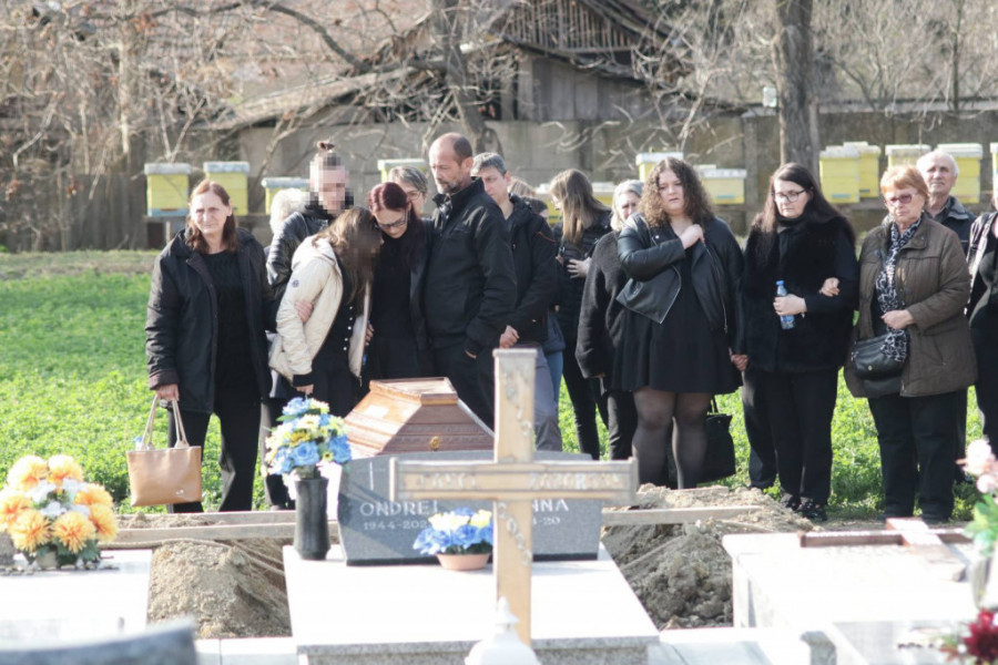 NA GROBU UBICE IZ NOVOG SADA POJAVILA SE MISTERIOZNA ŽENA! Na groblje došla ruku pod ruku sa ...