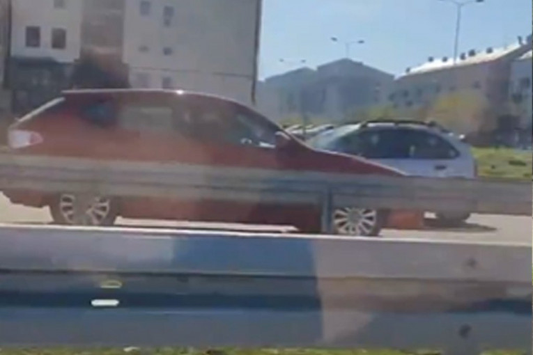 ŽENA VOZI U SUPROTNOM SMERU I KEZI SE! Jeziv snimak sa auto-puta Miloš Veliki! (VIDEO)