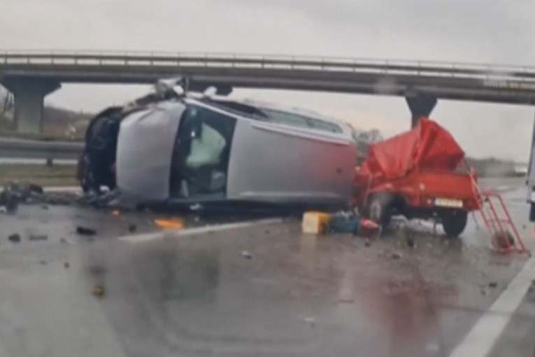 JEDNA OSOBA POGINULA, IMA I POVREĐENIH! Teška nesreća kod Ražnja! AUTOMOBIL PREVRNUT, SRČA NA ...