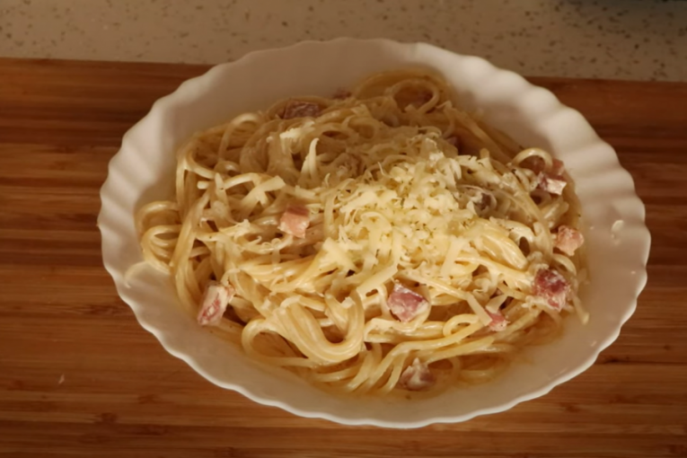 PASTA SA PRŠUTOM U SOČNOM SOSU: Miriše na domaće, brza ideja za večeru ...