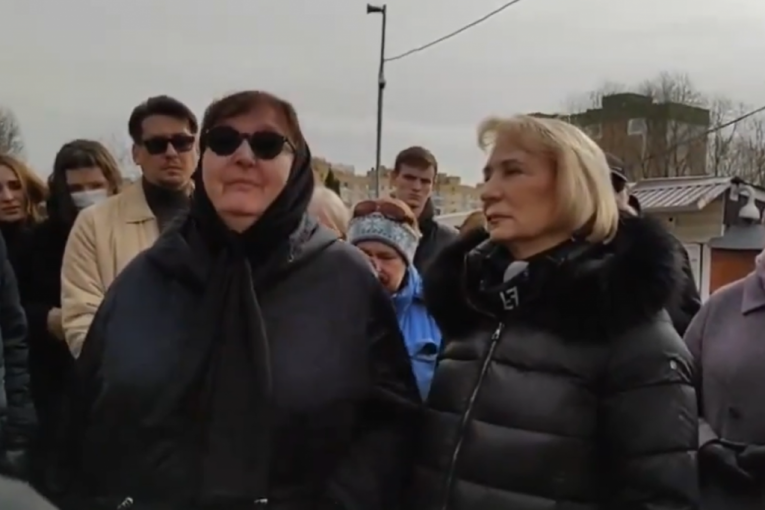 40 DANA OD SMRTI NAVALJNOG: Majke Alekseja i Julije zajedno na groblju poslale snažne poruke ...