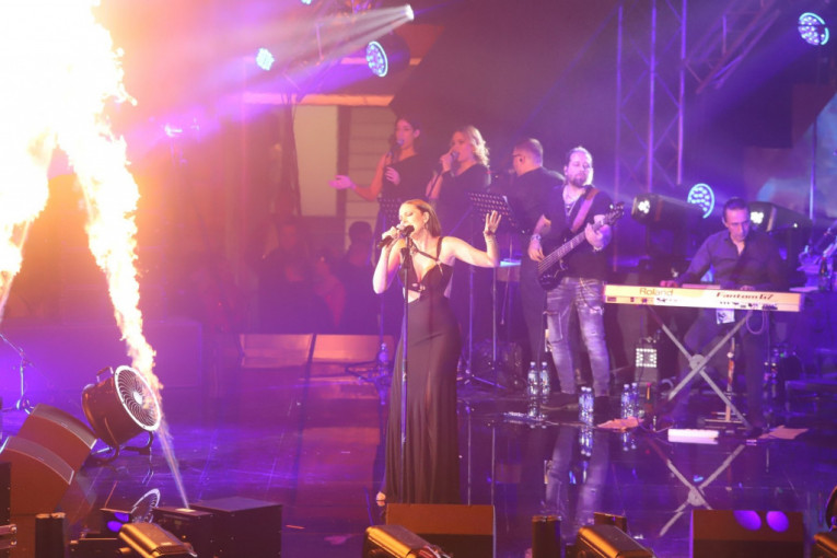 PRIJOVIĆKA HITNO PREKINULA KONCERT! Podelila VAŽNU INFORMACIJU, sve ...