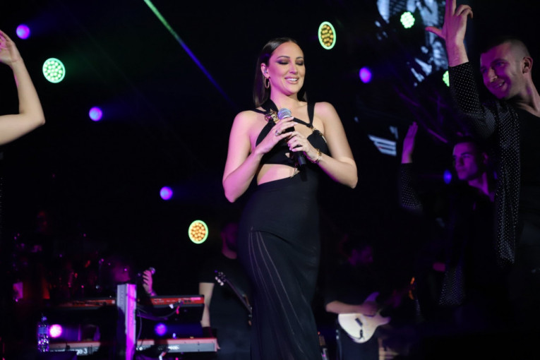 PRIJA ŠOKIRALA NOVOSAĐANE! Ovako izašla na binu, svi gledali samo u ...