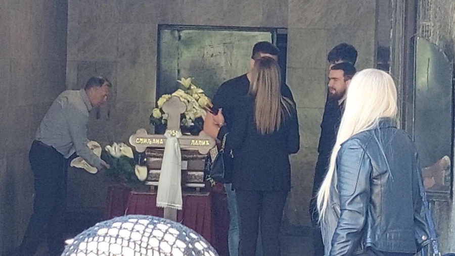 POTRESNE SCENE U KAPELI NA SAHRANI KAČAVENDINE MAJKE: Milena se ne odvaja od KOVČEGA, grca u suzama!