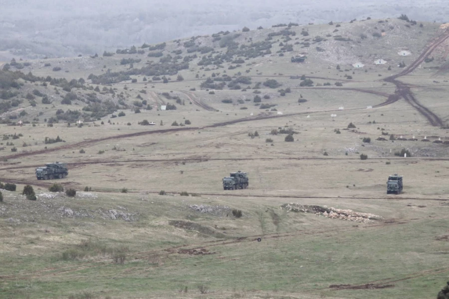 "OVAKO TREBA DA IZGLEDA NAŠA VOJSKA, REORGANIZOVAĆEMO JE! Vučić nakon ...