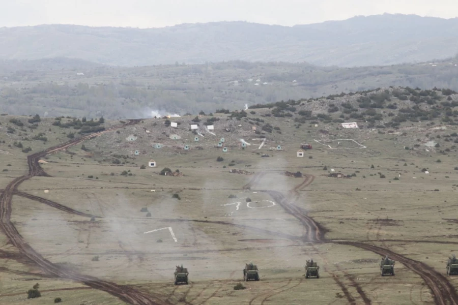 "OVAKO TREBA DA IZGLEDA NAŠA VOJSKA, REORGANIZOVAĆEMO JE! Vučić nakon ...