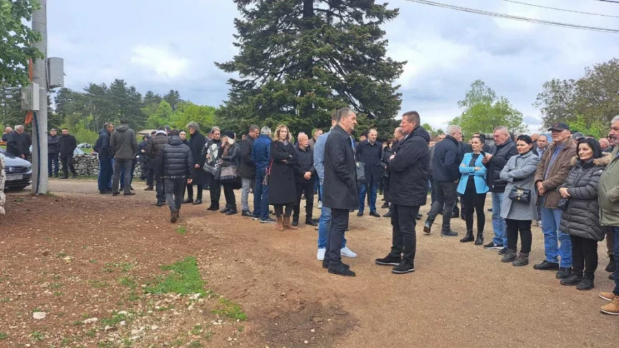 EKSKLUZIVNE FOTOGRAFIJE SA SAHRANE BRANE MIĆUNOVIĆA: A evo i ko je ...