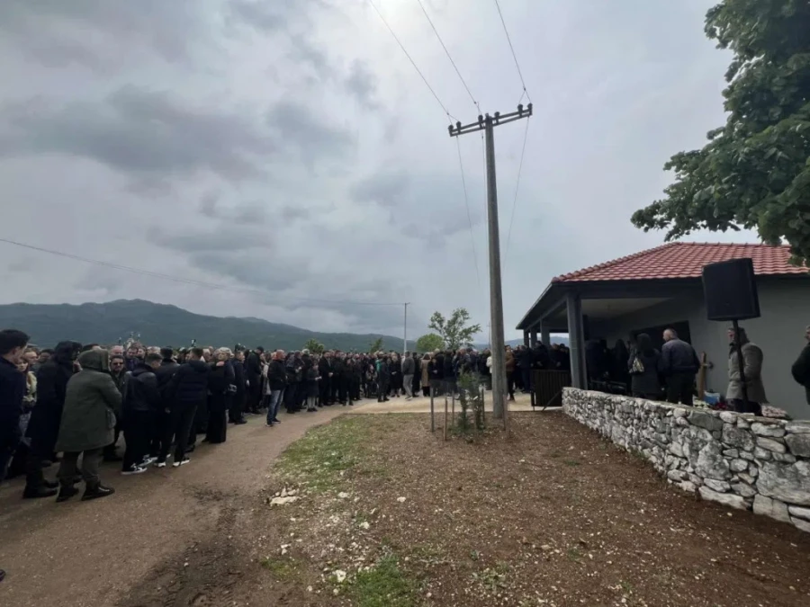 EKSKLUZIVNE FOTOGRAFIJE SA SAHRANE BRANE MIĆUNOVIĆA: A evo i ko je ...
