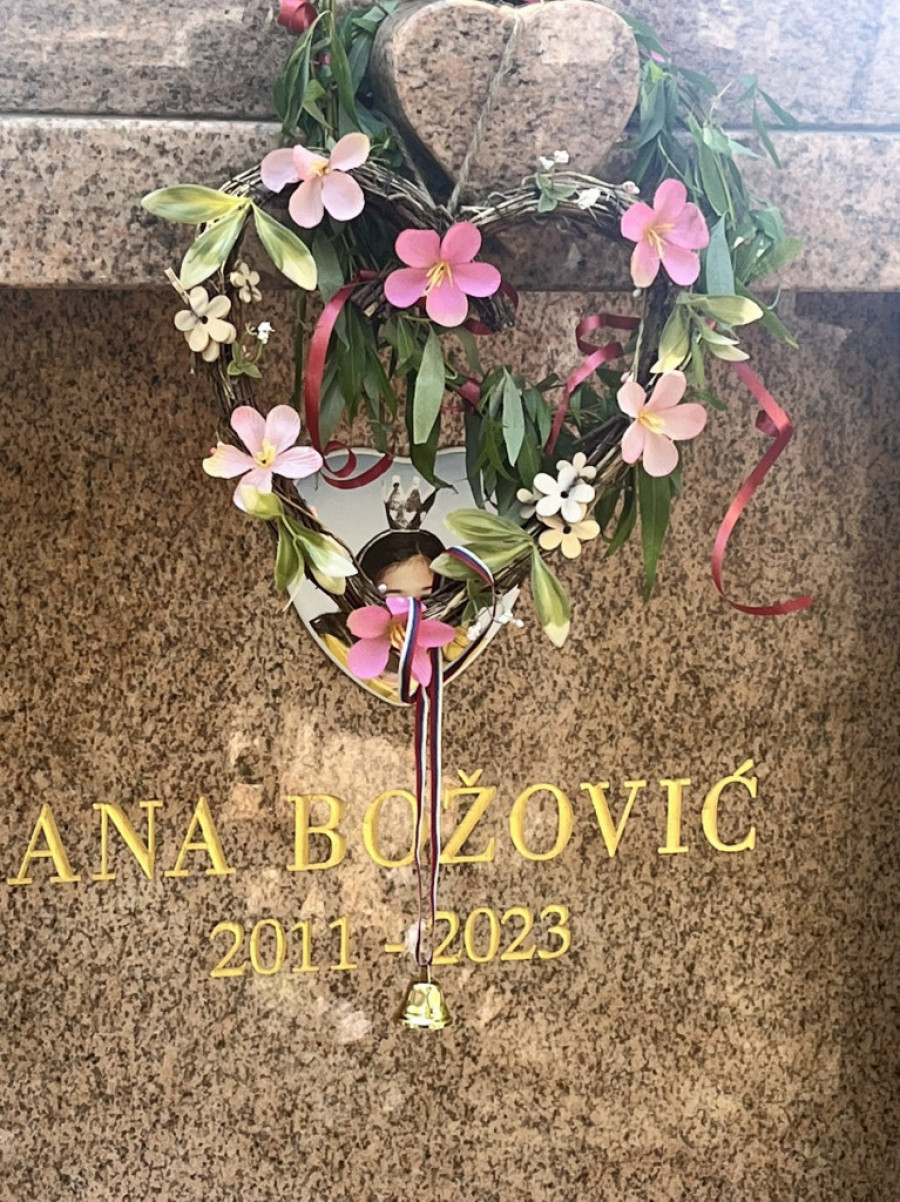 PRETUŽNA SLIKA SA GROBA ANE BOŽOVIĆ, BOLNA SCENA NIKOGA NE OSTAVLJA ...
