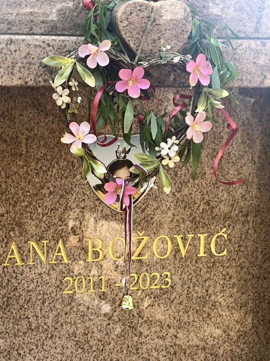 PRETUŽNA SLIKA SA GROBA ANE BOŽOVIĆ, BOLNA SCENA NIKOGA NE OSTAVLJA ...