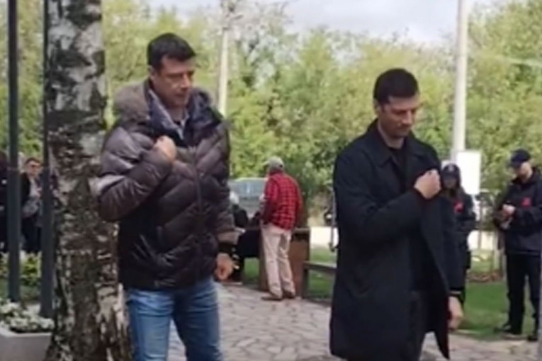 SRCE DA PREPUKNE OD TUGE! Roditelji ubijene dece iz Ribnikara u Malom Orašju: Položili cveće na ...