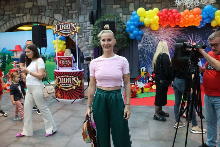 MILICA DABOVIĆ DOŠLA NA DOGAĐAJ BEZ BRUSHALTERA! Sve oči bile uprte u nju!