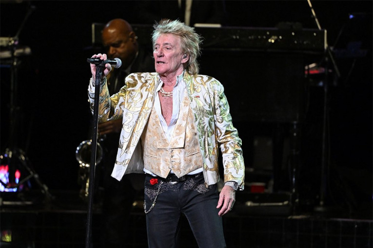 ROD STJUART NA ZELENOM VENCU! Svetski poznati muzičar seo da odmori ...