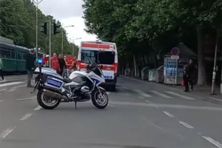 JEZIVA SAOBRAĆAJKA U CENTRU BEOGRADA: Automobil prevrnut na krovu ...