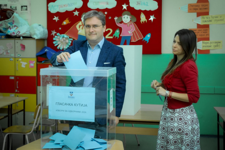 KAO ANĐEO! Pogledajte kako izgleda supruga ministra Selakovića! MUŽU ...