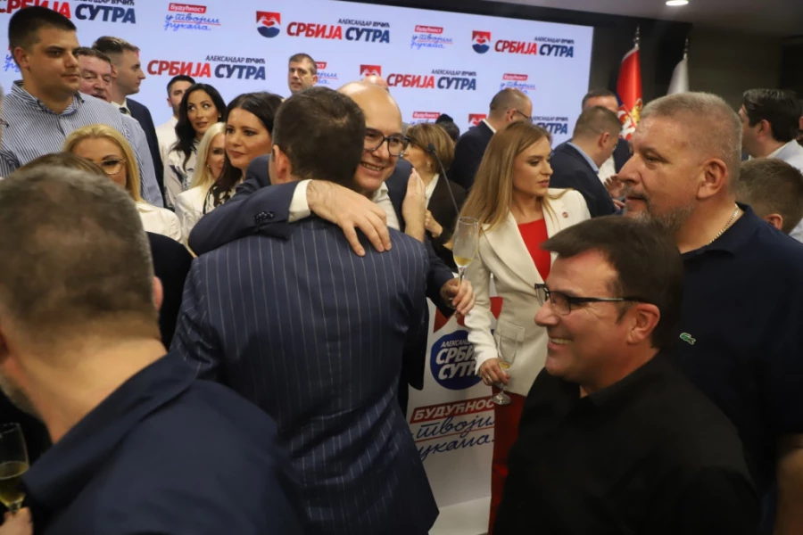 VATROMET I ŠAMPANJAC U ŠTABU SNS! Slavi se UBEDLJIVA POBEDA, lista ...