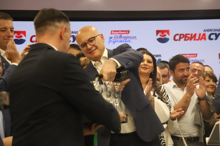 VATROMET I ŠAMPANJAC U ŠTABU SNS! Slavi se UBEDLJIVA POBEDA, lista ...