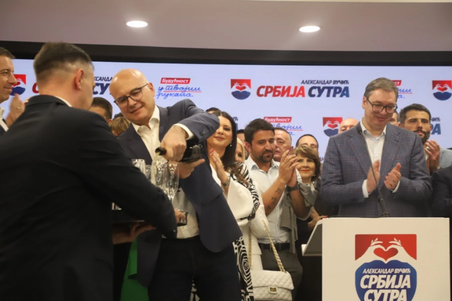 VATROMET I ŠAMPANJAC U ŠTABU SNS! Slavi se UBEDLJIVA POBEDA, lista ...