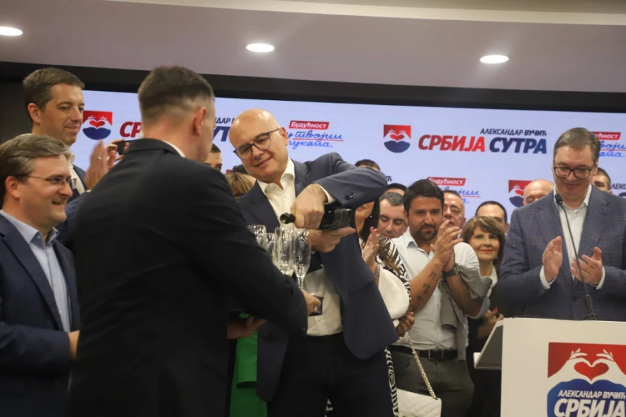 VATROMET I ŠAMPANJAC U ŠTABU SNS! Slavi se UBEDLJIVA POBEDA, lista ...