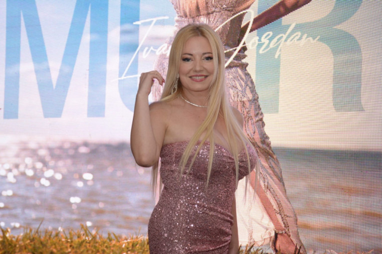 IVANA JORDAN JEDVA OBUZDALA DEKOLTE NA PROMOCIJI! Svi su gledali u haljinu zbog jedne stvari, a ...