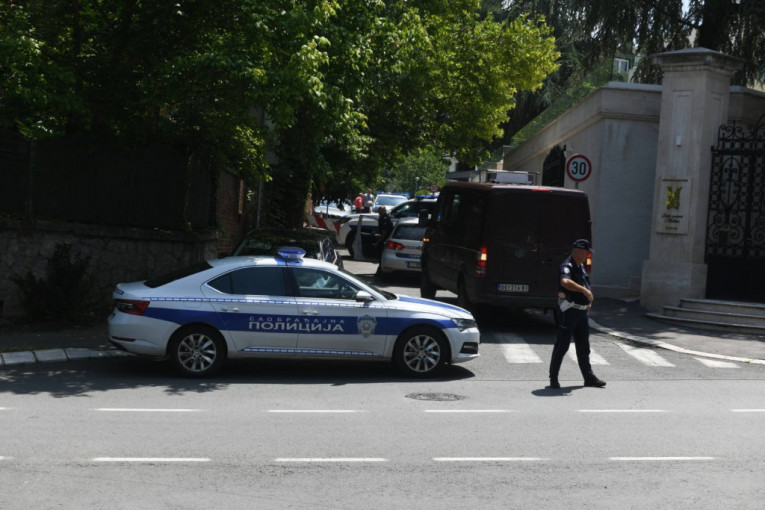 NAPADAČ PRIŠAO PUNKTU GDE SE NALAZIO ŽANDARM I PUCAO IZ SAMOSTRELA! Detalji napada ispred ...