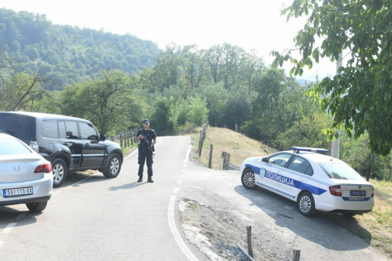 POLICIJA BLOKIRALA PUT, STIGLI FORENZIČARI I TUŽILAC: Evo šta se trenutno dešava u selu u kom je ...