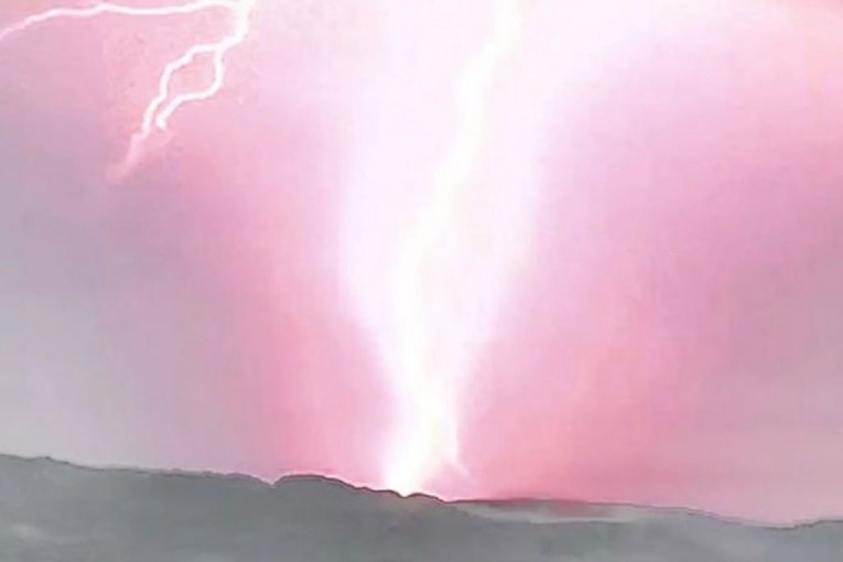 NEVEROVATAN PRIZOR: Munja obojila nebo u ljubičasto iznad Arilja!