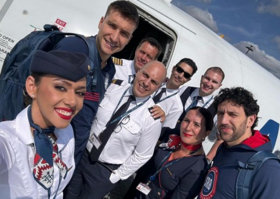 IMA LI PILOTA U AVIONU? Let do Pariza njima je bio više nego prijatan - društvo su im pravile ...