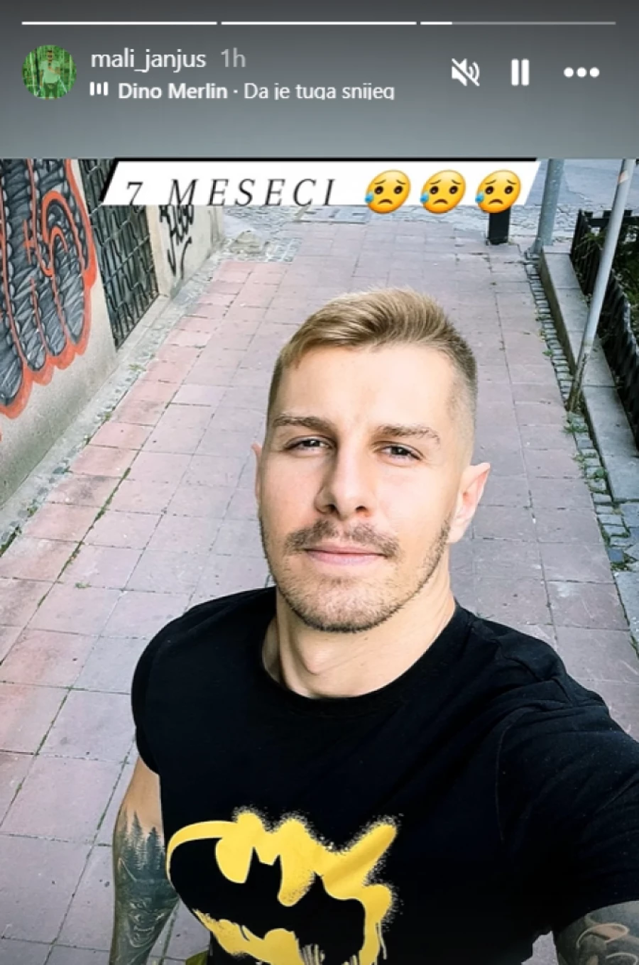 JANJUŠ NA BRATOVOM GROBU GRCA U SUZAMA: Slika koja KIDA DUŠU ...