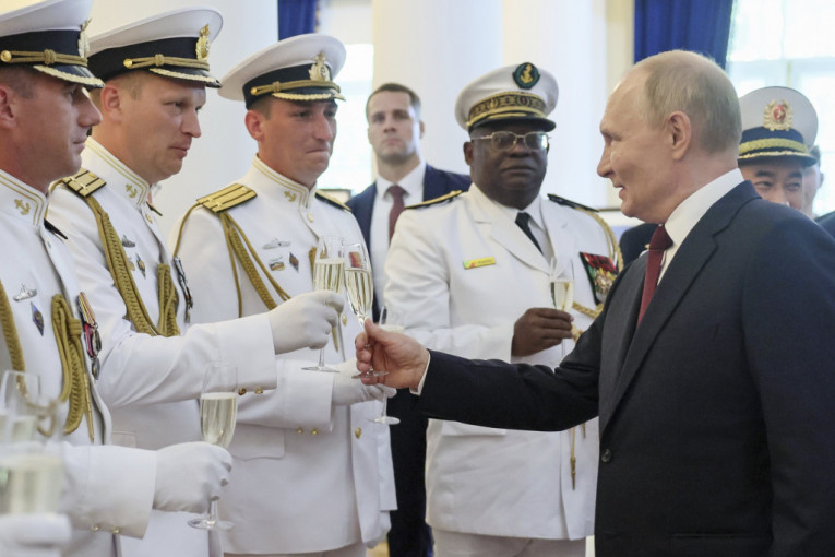 "IMAMO ZNAK, OVO JE ZA SREĆU!" Putin na proslavi Dana mornarice doživeo ...