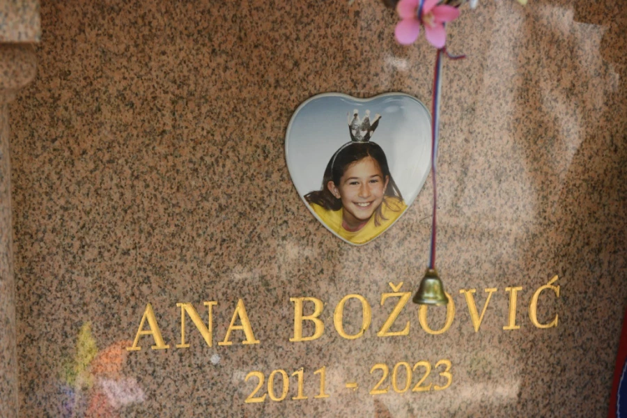 DOK SREĐUJEM ĆERKIN GROB, PUŠTAM NJENE OMILJENE PESME! Potresne reči ...