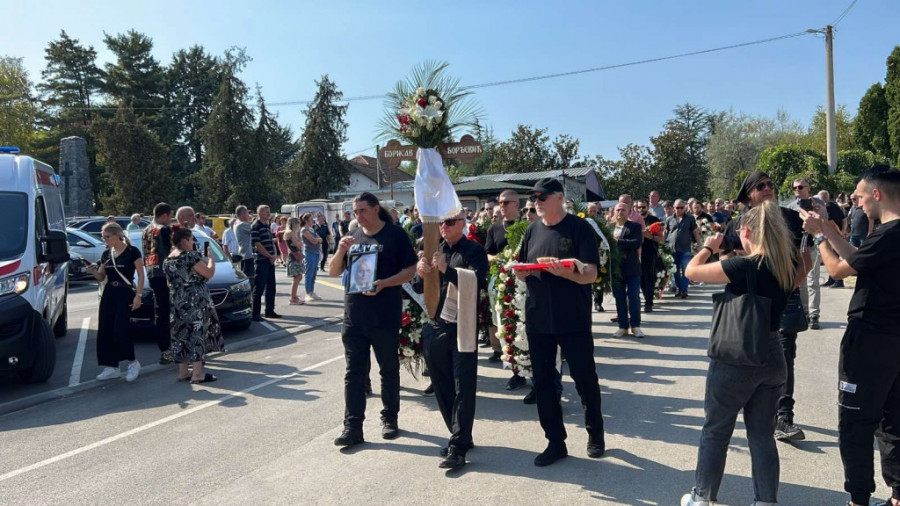 UDOVICA BORE ĐORĐEVIĆA JEDVA HODA, SIN I ĆERKA JE PRIDRŽAVAJU! Krenula tužna povorka ka mestu ...