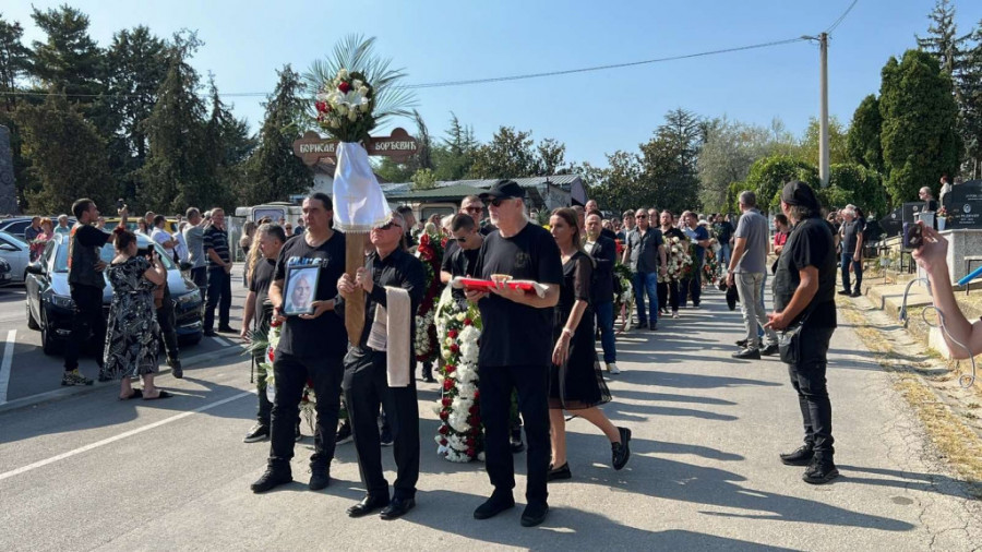 UDOVICA BORE ĐORĐEVIĆA JEDVA HODA, SIN I ĆERKA JE PRIDRŽAVAJU! Krenula tužna povorka ka mestu ...