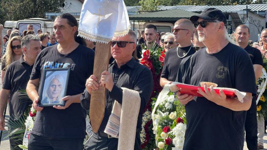 UDOVICA BORE ĐORĐEVIĆA JEDVA HODA, SIN I ĆERKA JE PRIDRŽAVAJU! Krenula tužna povorka ka mestu ...