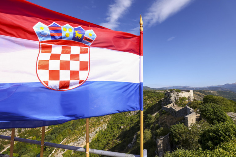 PRAVOSLAVNA CRKVA IŠARANA USTAŠKIM SIMBOLIMA! Oglasio se paroh, nije ...